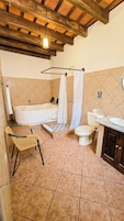 Suite Tradicional | Casa de banho | Artigos de higiene pessoal grátis, um secador de cabelo 