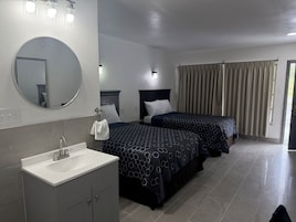 Quarto, 2 camas de casal, para não fumantes | Escrivaninha, Wi-Fi de cortesia, roupa de cama