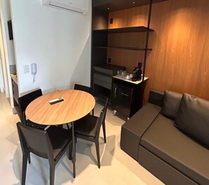 Apartamento conforto, sacada, vista para a piscina | Parte interna