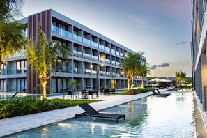 15 piscinas externas, espreguiçadeiras