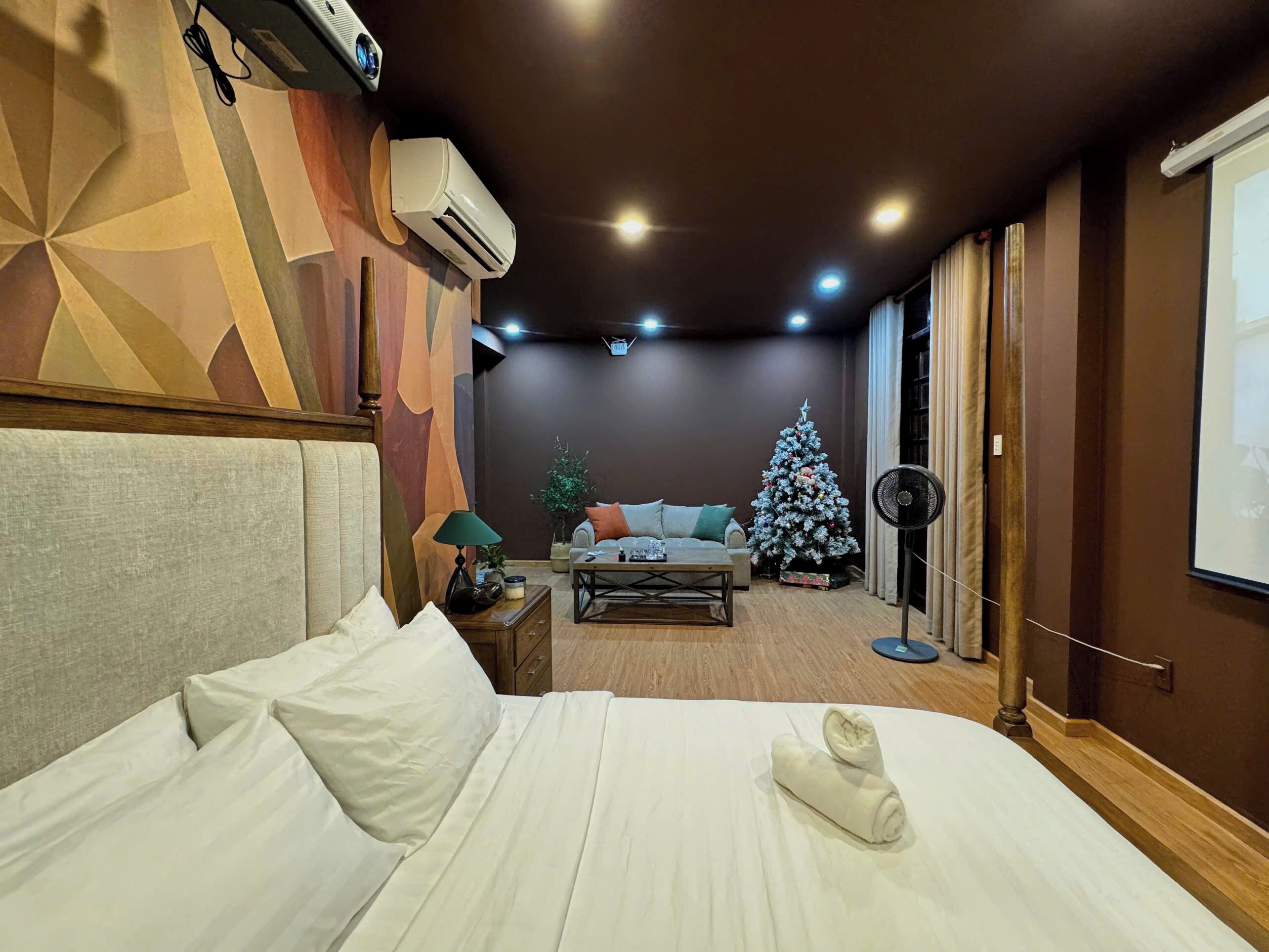Suíte estúdio clássica, sacada, vista para a cidade | Edredons de pluma, camas Select Comfort