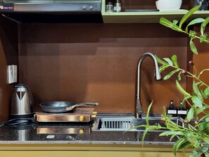 Suite-Estúdio Clássica, varanda, Vista para a cidade | Cozinha privada | Minifrigorífico, uma placa de cozinha, utensílios de cozinha 