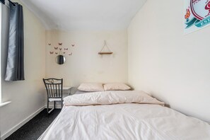 1 quarto, ferros/tábuas de passar roupa, roupa de cama