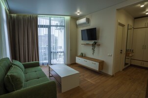 Apartamento superluxo, 1 quarto, vista parcial para o mar | Área de estar