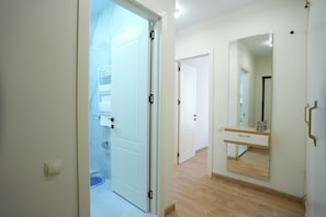 Apartamento superluxo, 1 quarto, vista parcial para o mar | Banheiro | Chuveiro, secador de cabelo, chinelos, toalhas de banho