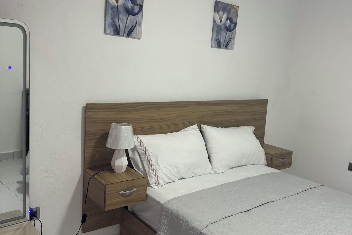 Quarto luxo, geladeira | Escrivaninha, espaço de trabalho para notebook