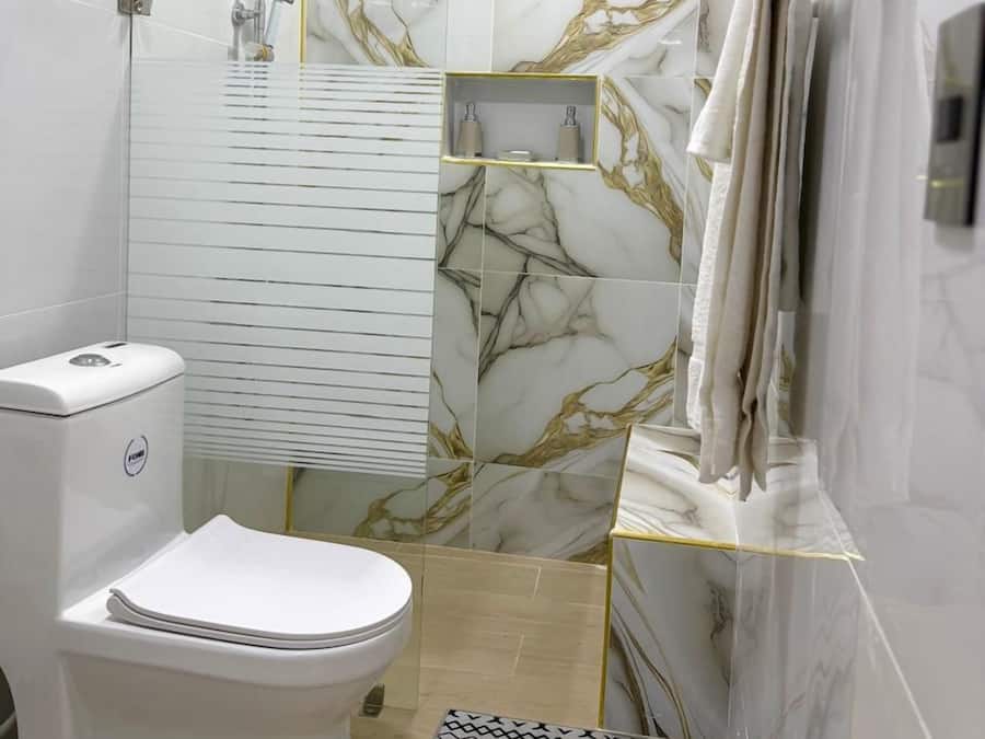 Quarto Duplo Comfort | Casa de banho | Um polibã, toalhas fornecidas, sabão, champô