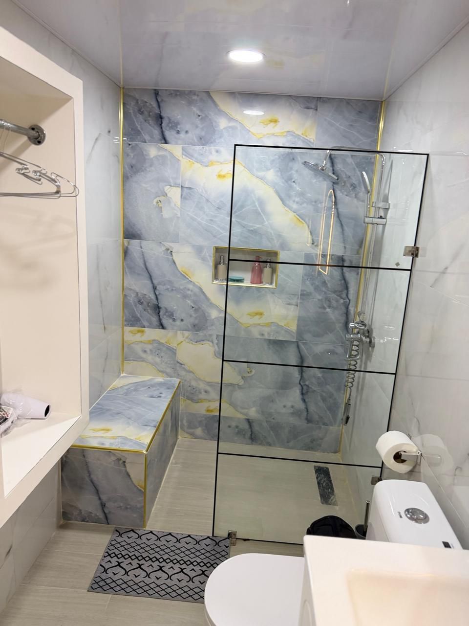 Quarto duplo luxo, geladeira | Banheiro | Chuveiro, toalhas de banho, sabonete, shampoo