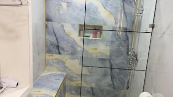 Quarto duplo luxo, geladeira | Banheiro | Chuveiro, toalhas de banho, sabonete, shampoo