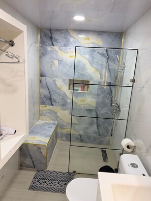 Quarto Twin Deluxe, frigorífico | Casa de banho | Um polibã, toalhas fornecidas, sabão, champô 