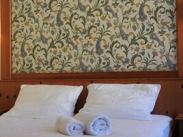 Quarto Triplo | Cofre no quarto, secretária, Wi-fi grátis, roupa de cama fornecida 