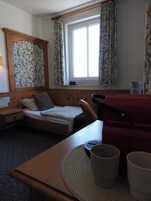 Quarto Individual | Cofre no quarto, secretária, Wi-fi grátis, roupa de cama fornecida