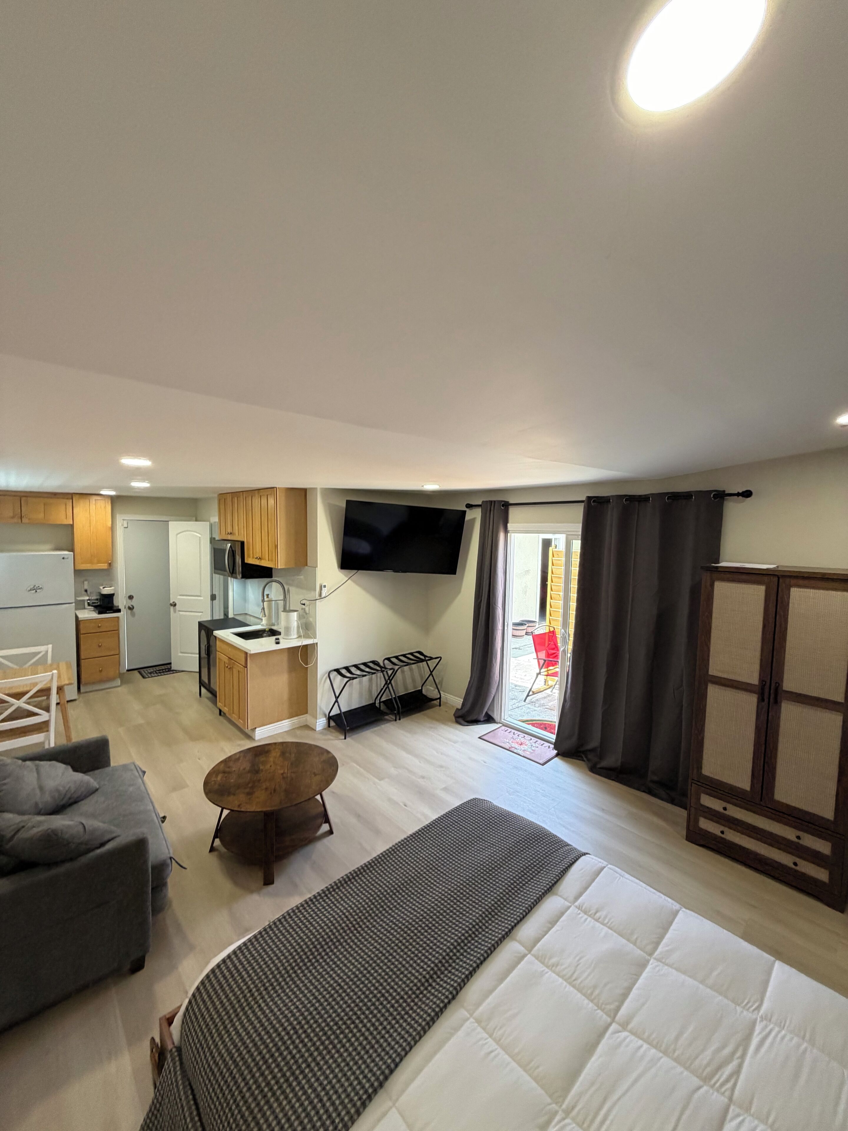 1 Month Minimum - Private Studio Unit In North Long Beach Neighborhood - Long Beach