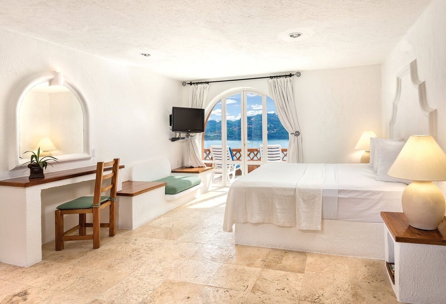 Zihuatanejo | Compact Ocean Retreat | Pool + Beach - Zihuatanejo