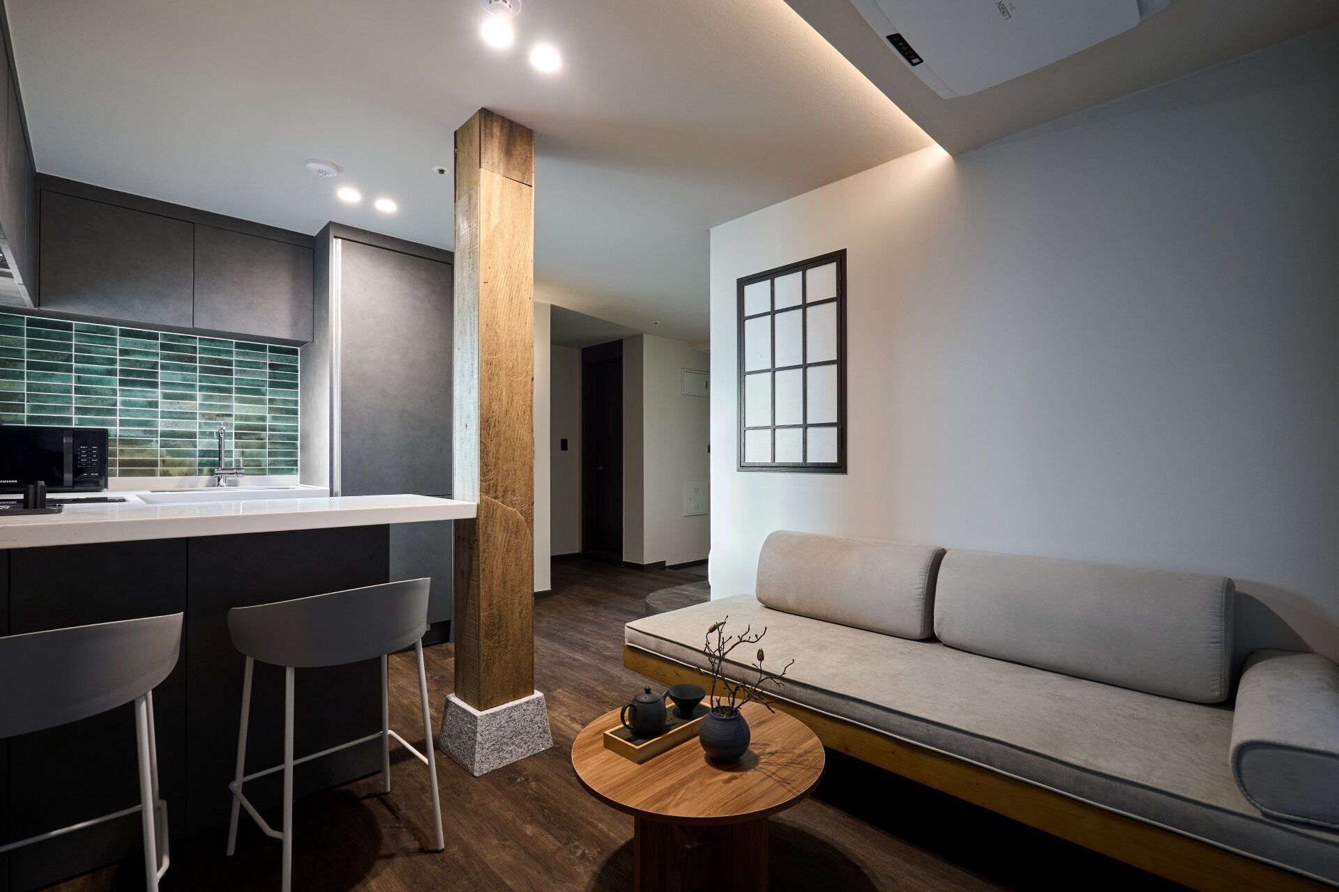Um espaço moderno para relaxar, com cozinha, bar e área de estar.