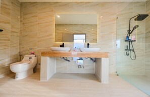 Vila superluxo, sacada, vista para o oceano | Banheiro | Chuveiro, secador de cabelo, toalhas de banho, sabonete