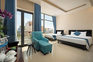 Quarto Triplo Deluxe, Vista para a cidade | Wi-fi grátis, roupa de cama fornecida 