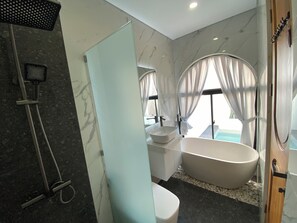 Villa Design, 1 cama king-size, casa de banho privativa | Casa de banho | Um polibã e uma banheira separados, um secador de cabelo, chinelos 