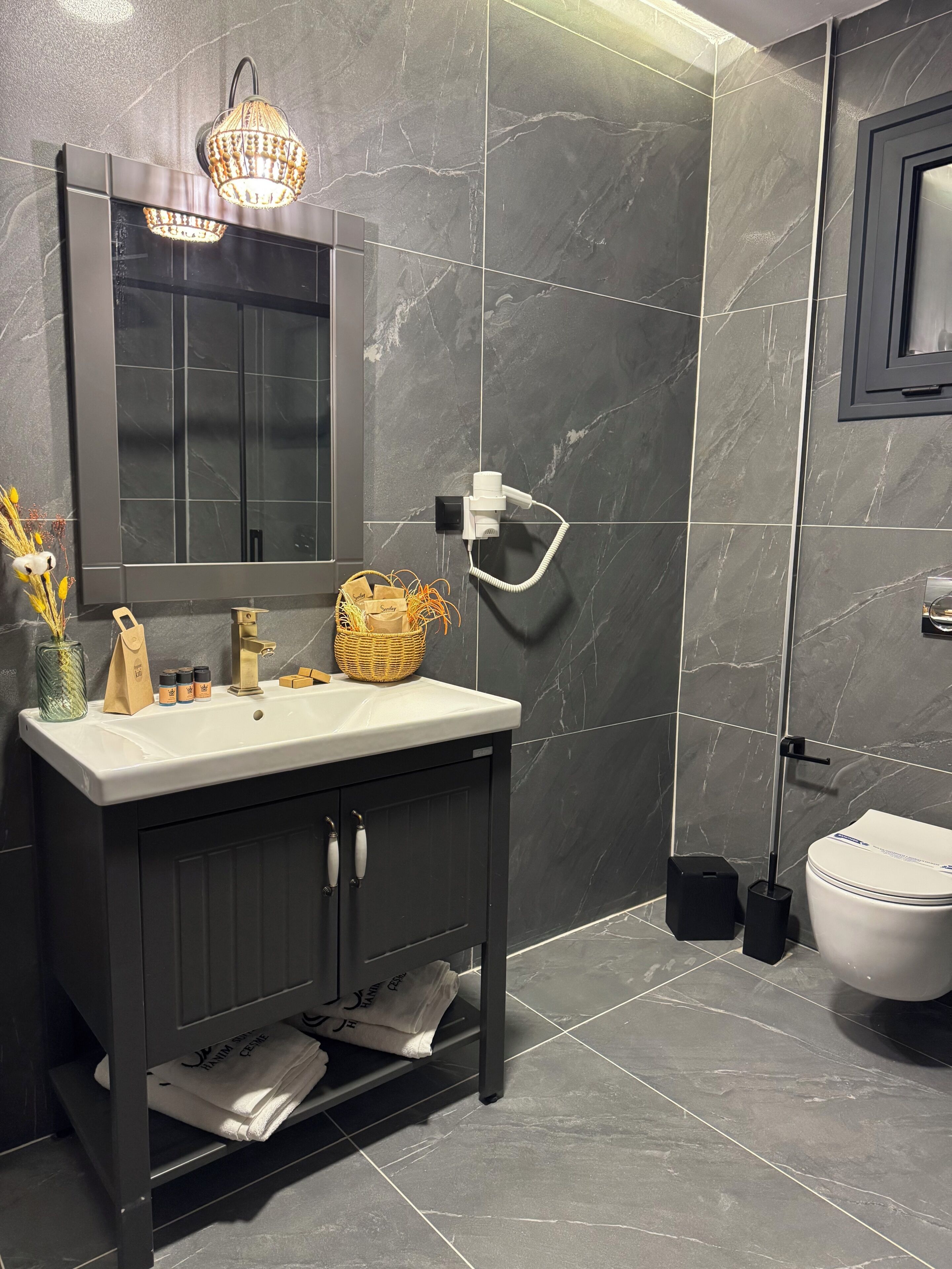Quarto Duplo Deluxe, vista para a piscina | Casa de banho | Um polibã, um secador de cabelo, toalhas fornecidas, sabão 