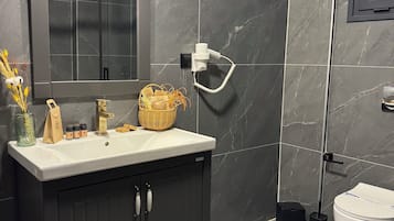Quarto Duplo Deluxe, vista para a piscina | Casa de banho | Um polibã, um secador de cabelo, toalhas fornecidas, sabão