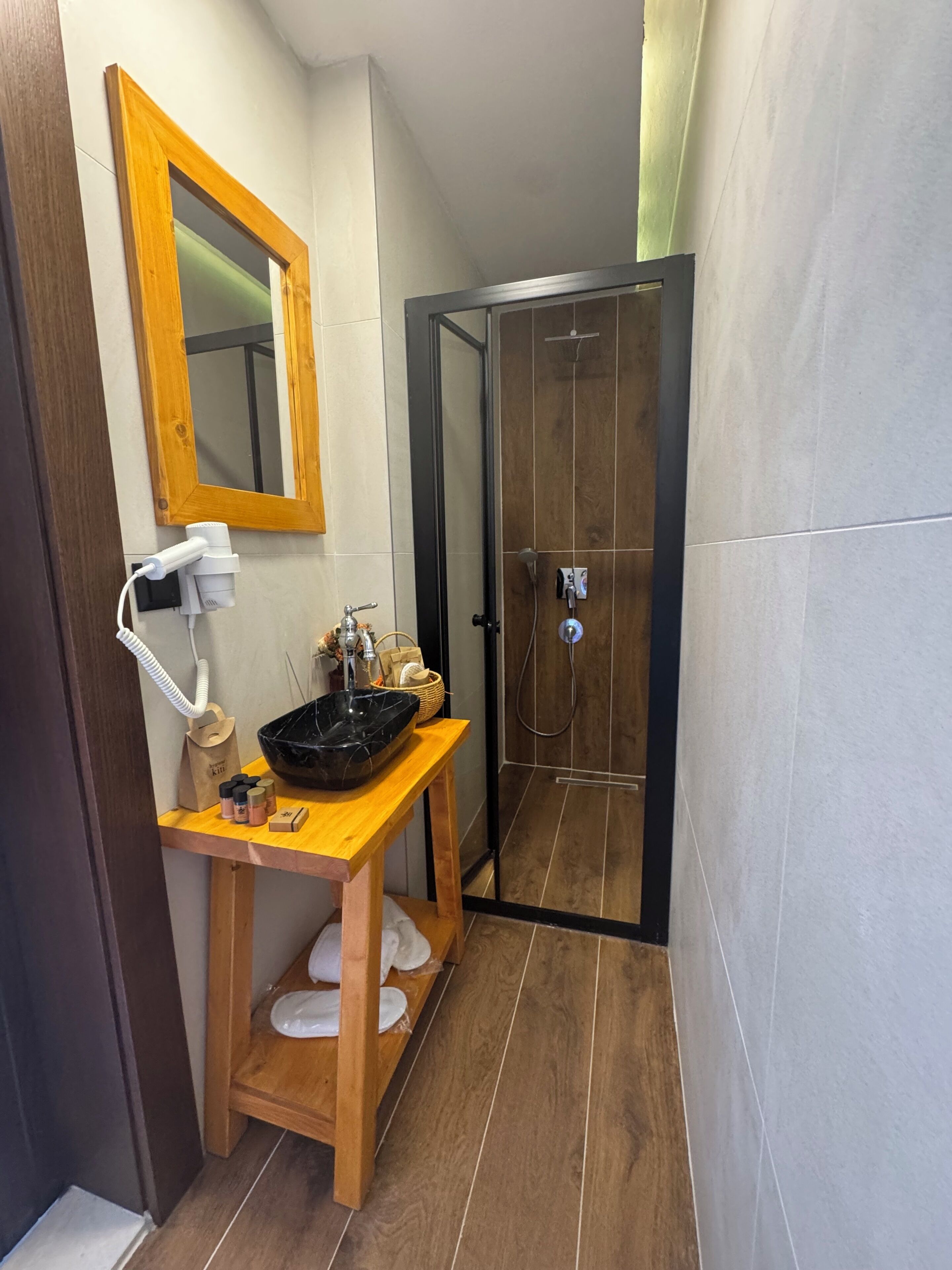 Quarto luxo | Banheiro | Chuveiro, secador de cabelo, toalhas de banho, sabonete