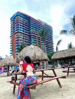 Praia particular, areia branca, espreguiçadeiras, guarda-sóis
