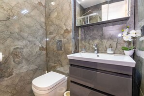 Apartamento (A1) | Casa de banho | Um polibã, toalhas fornecidas, sabão, champô 