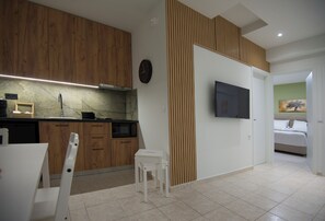 Apartamento Superior, 2 quartos, vista para o mar | Cozinha privada | Um frigorífico, um micro-ondas, uma placa de cozinha 