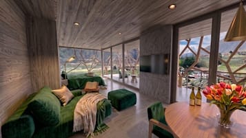 Quarto Duplo Deluxe, varanda, vista para a montanha | Cofre no quarto, secretária