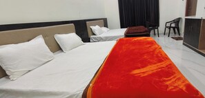 Quarto quádruplo luxo, vista para a montanha | Escrivaninha, espaço de trabalho para notebook, Wi-Fi de cortesia