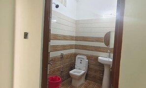 Quarto quádruplo luxo, vista para a montanha | Banheiro | Chuveiro, sabonete