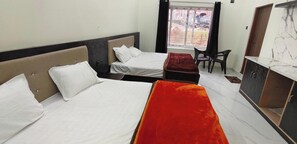 Quarto quádruplo luxo, vista para a montanha | Escrivaninha, espaço de trabalho para notebook, Wi-Fi de cortesia