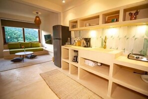 Apartamento, ar-condicionado, vista para a montanha | Cozinha privada | Cafeteira/chaleira, torradeira, talheres/pratos/utensílios de cozinha