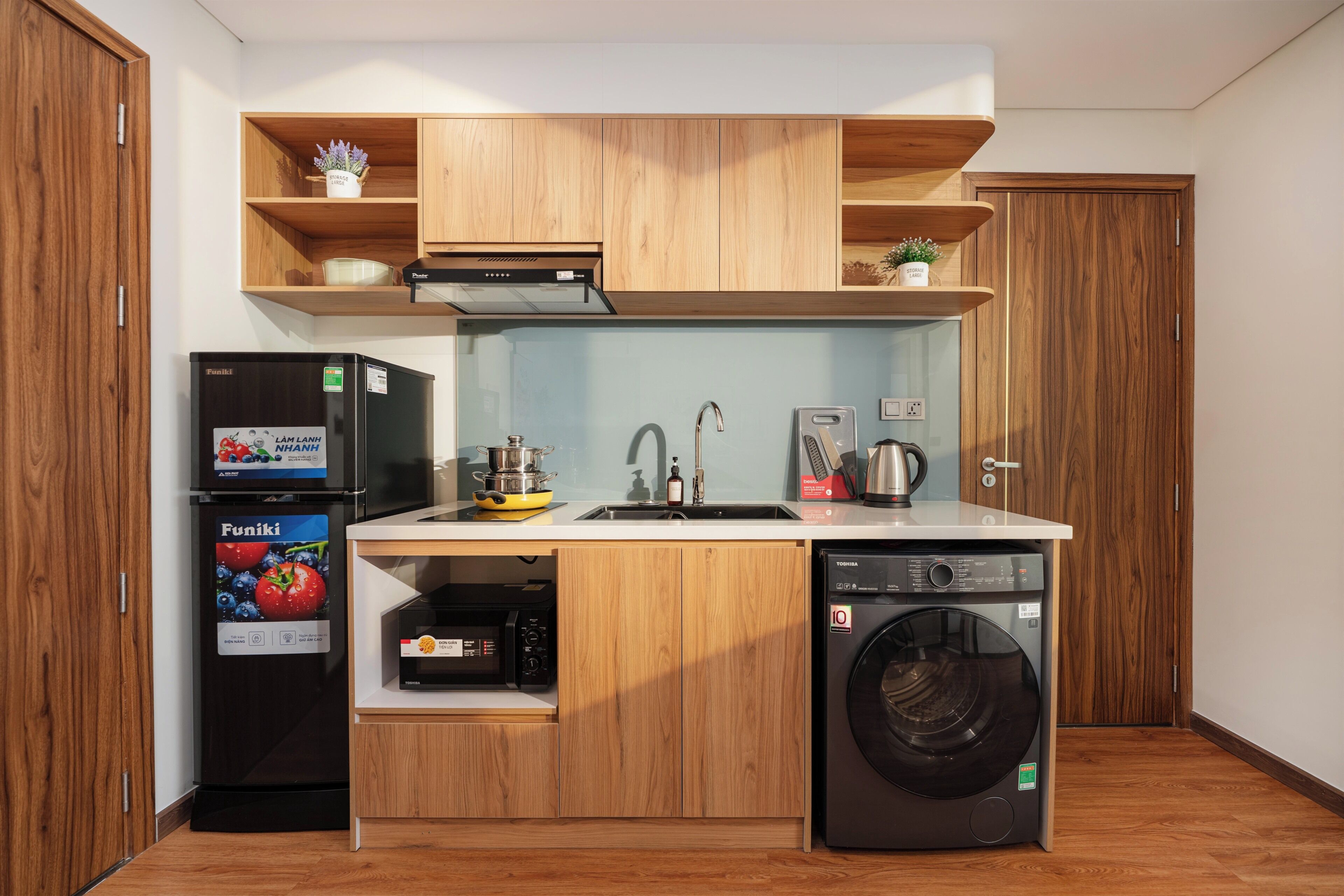 Apartamento Familiar, 2 quartos, varanda, Vista para a cidade | Cozinha privada | Um frigorífico, um micro-ondas, uma placa de cozinha 