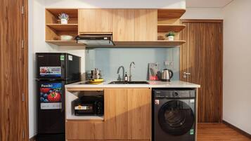 Apartamento Familiar, 2 quartos, varanda, Vista para a cidade | Cozinha privada | Um frigorífico, um micro-ondas, uma placa de cozinha