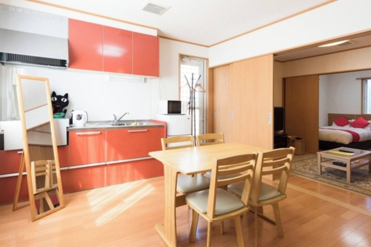 Um espaço compacto com cozinha, sala de jantar e quarto.