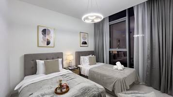 Apartamento Deluxe, 3 quartos, não fumadores | Cofre no quarto, cortinas/cortinados opacos, ferro/tábua de engomar