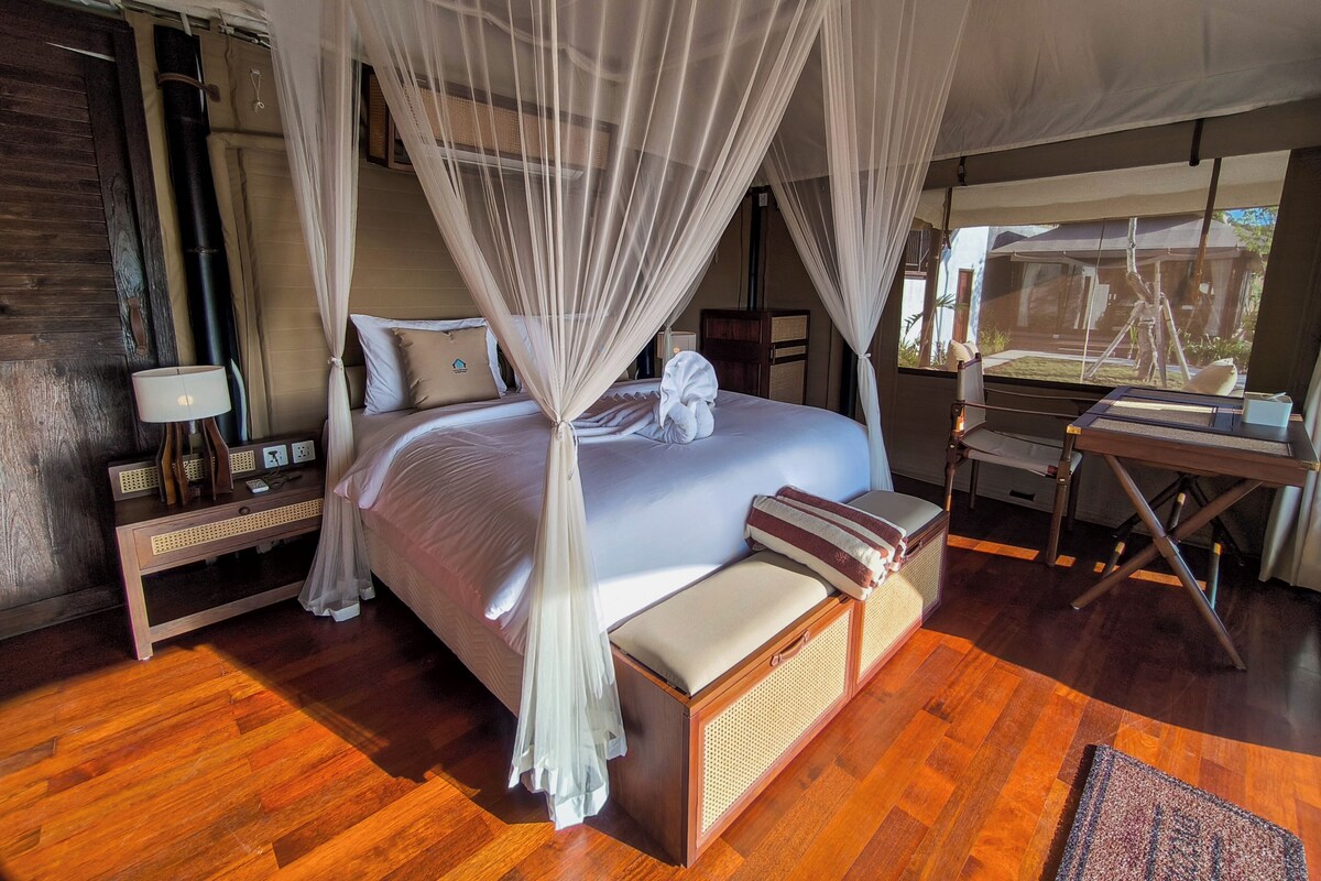 Quarto com cama, escrivaninha e janela.