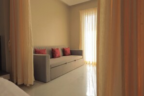 Suite | Sala de estar | Televisor LED de 32 polegadas com canais por cabo 