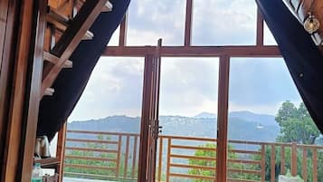 Quarto quádruplo família, sacada, vista para a montanha | Vista do quarto