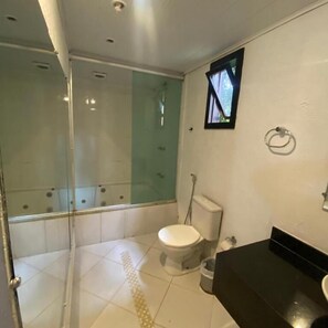 Quarto Duplo Superior, lanai (alpendre havaiano), vista para o jardim | Casa de banho | Uma combinação polibã/banheira, toalhas fornecidas, sabão, champô 