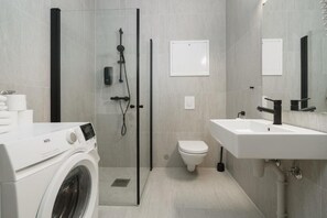 Apartamento Familiar em Condomínio Fechado | Casa de banho | Um polibã, um secador de cabelo, toalhas fornecidas, sabão 