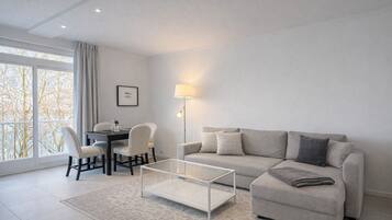 Condo superluxo, vista para o jardim | Área de estar | Smart TV 40 polegadas com canais a cabo, Netflix, Hulu