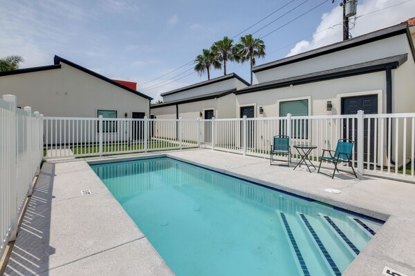Beach Base For Groups! Spi Studio W/ Pool On-site - South Padre Island, TX
