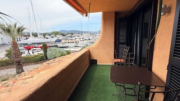 Apartamento, 1 quarto, vista para o porto | Terraço/pátio