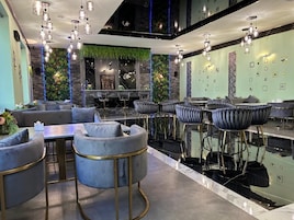 Decoração moderna com área de estar, bar e painel decorativo.