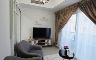 Apartamento conforto, sacada, vista para a praia | Área de estar