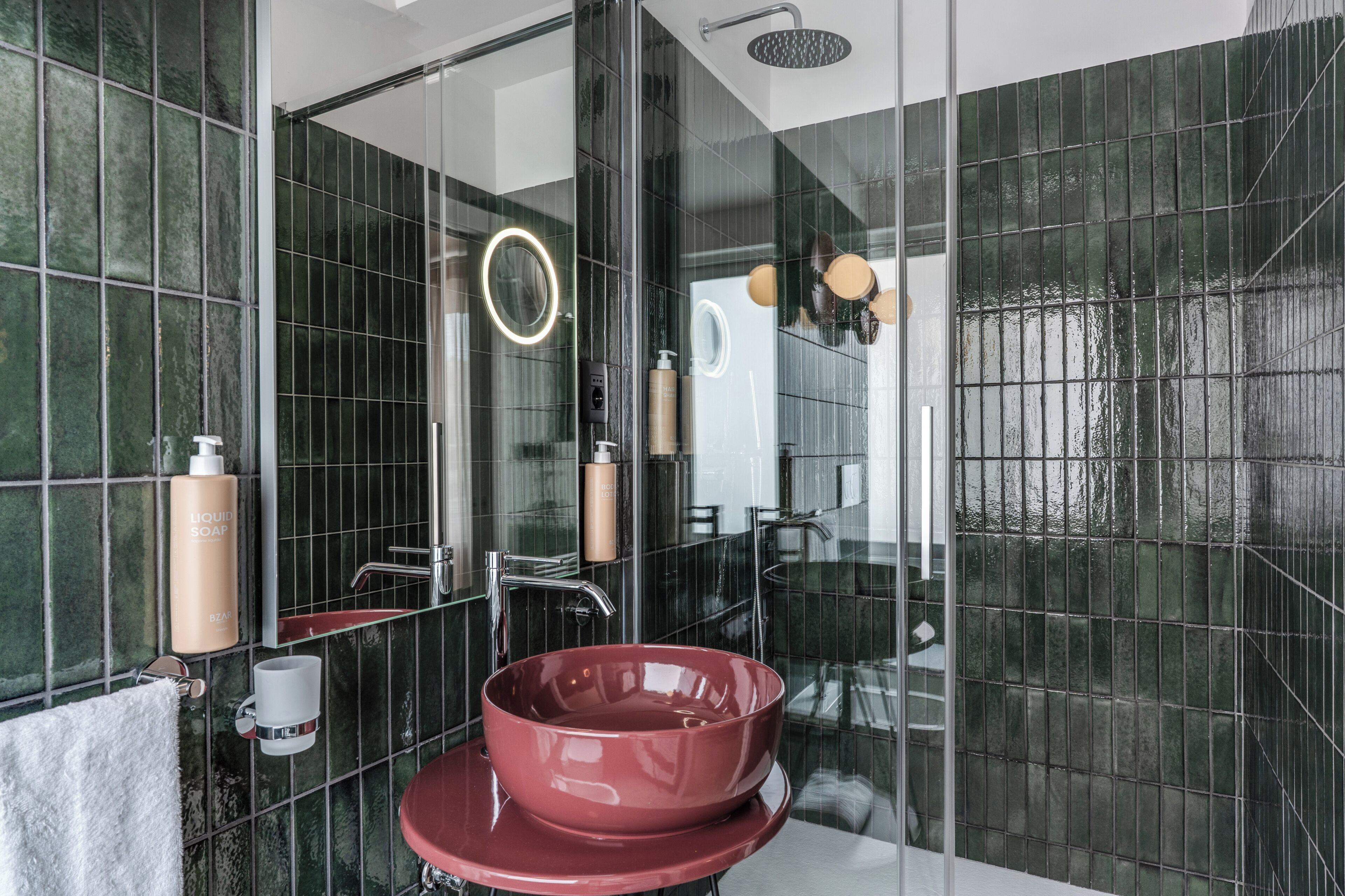 Quarto Deluxe | Casa de banho | Um secador de cabelo, toalhas fornecidas, sabão, champô 