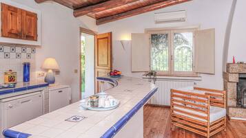Villa, vista para o jardim | Interior