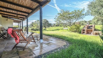 Villa, vista para o jardim | Refeições ao ar livre